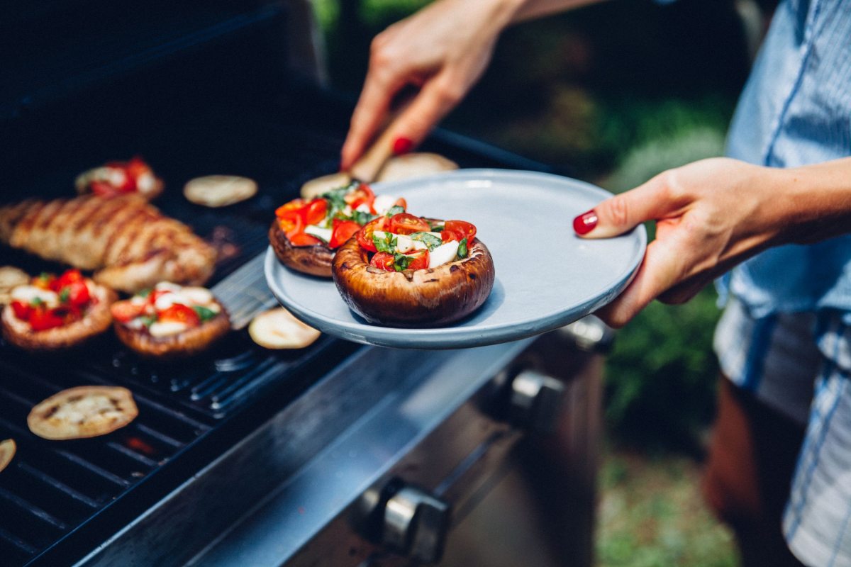 Avoid overeating at a cookout: 7 healthy tricks from a dietitian ...